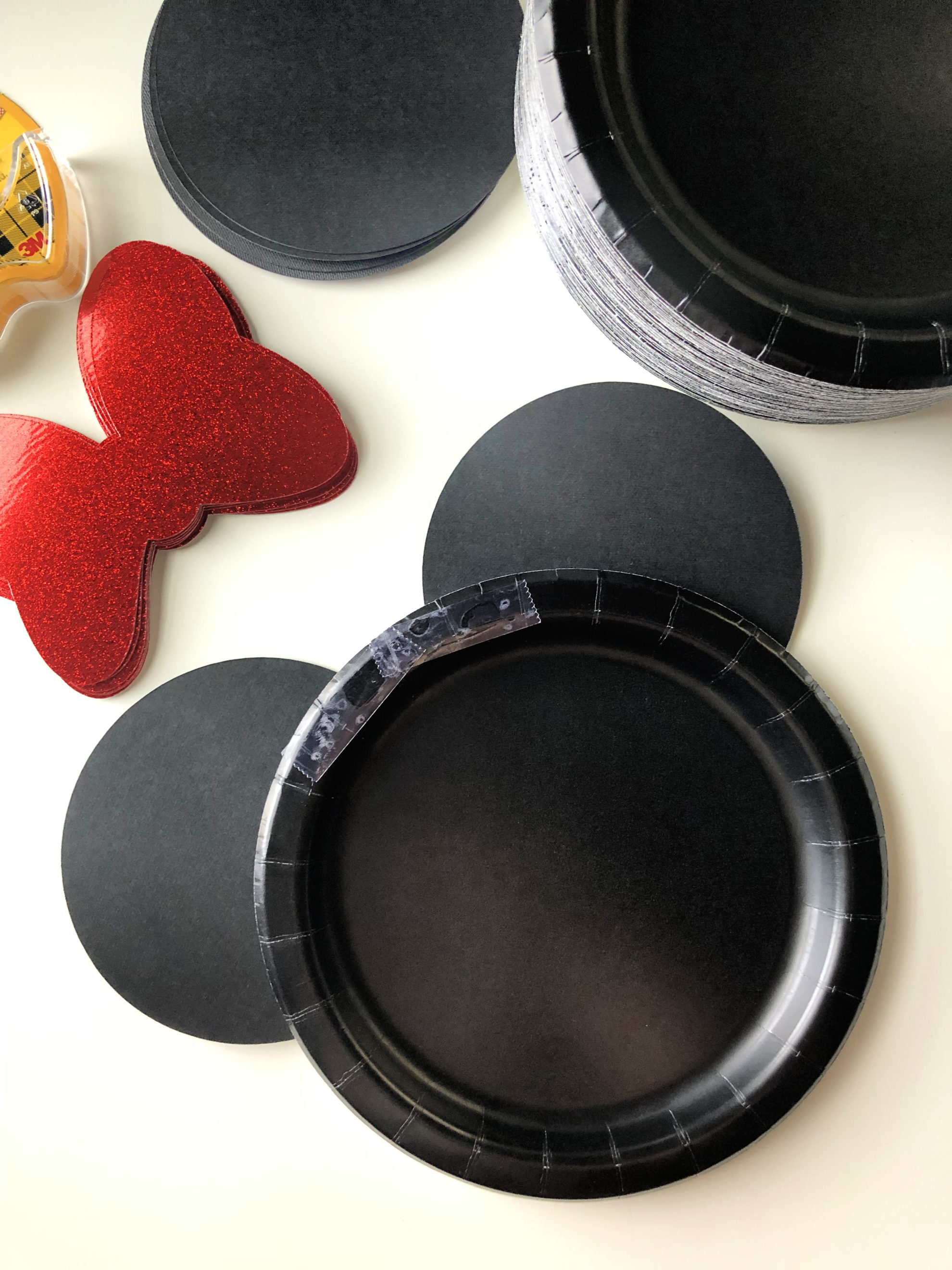 DIY Minnie Mouse Paper Plates - Sew Woodsy